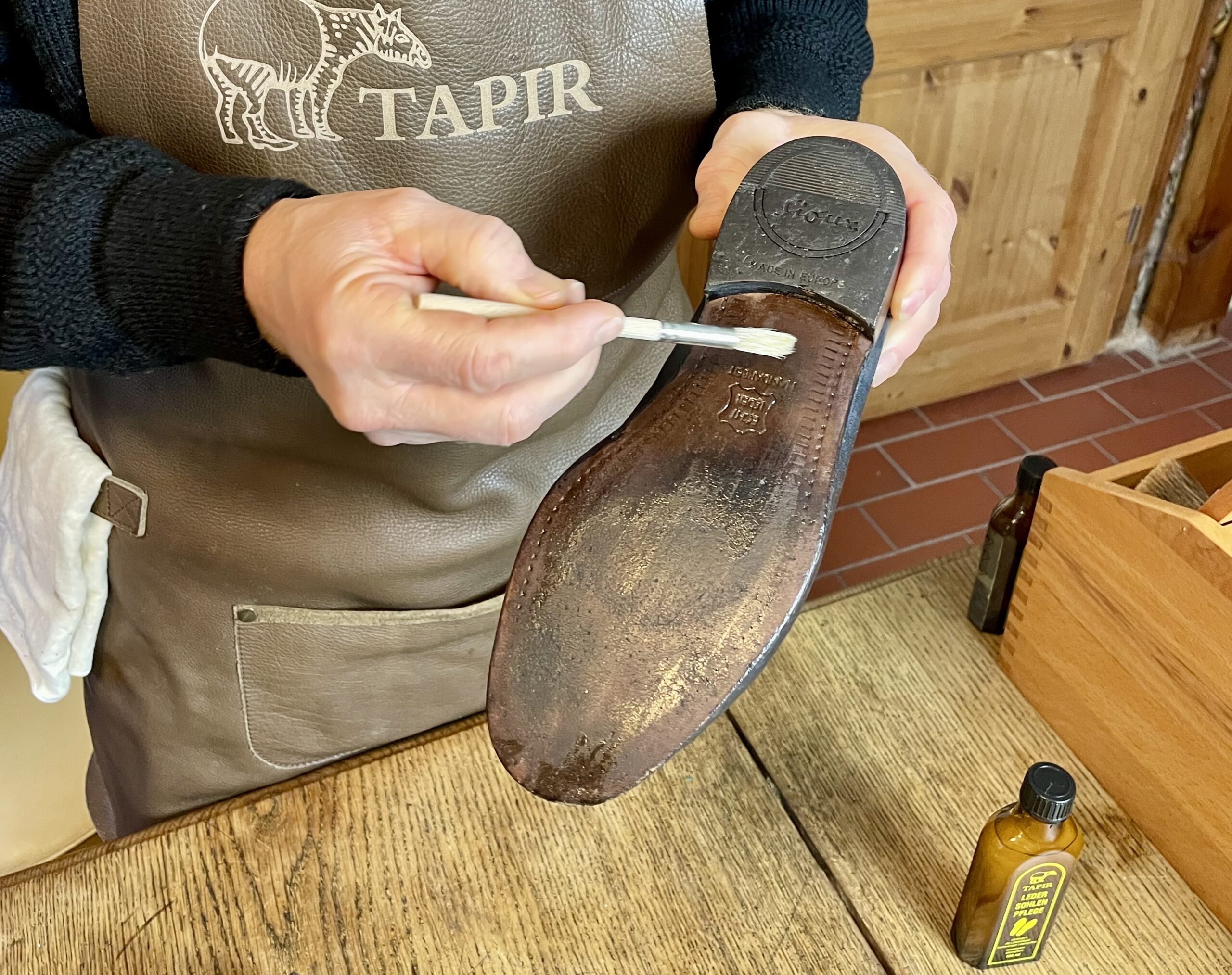 Finish leather soles with leather sole care - Tapir Wachswaren