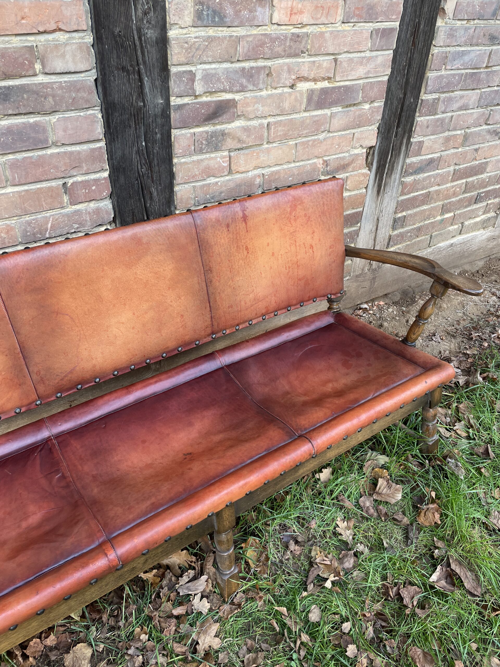 Cleaning and care of a historic leather bench - Tapir Wachswaren