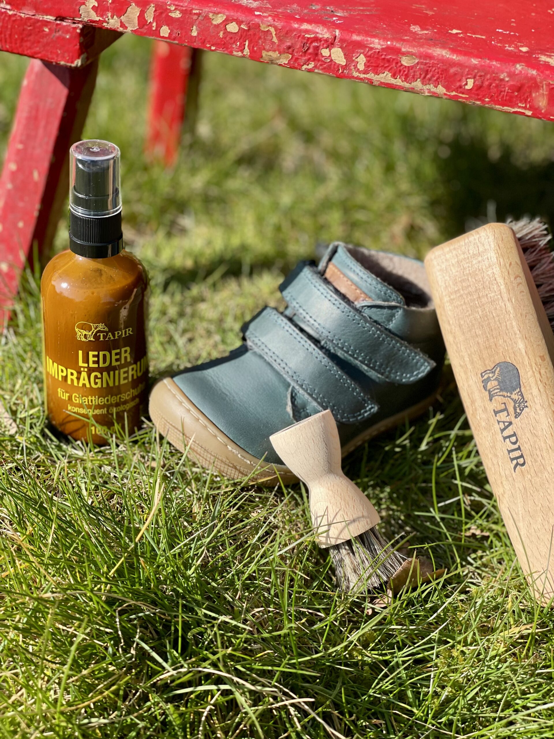 Impregnation of blue barefoot shoes for children - Tapir Wachswaren